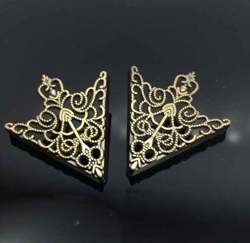 Hollow Pattern Angle Collar Brooch on Luulla