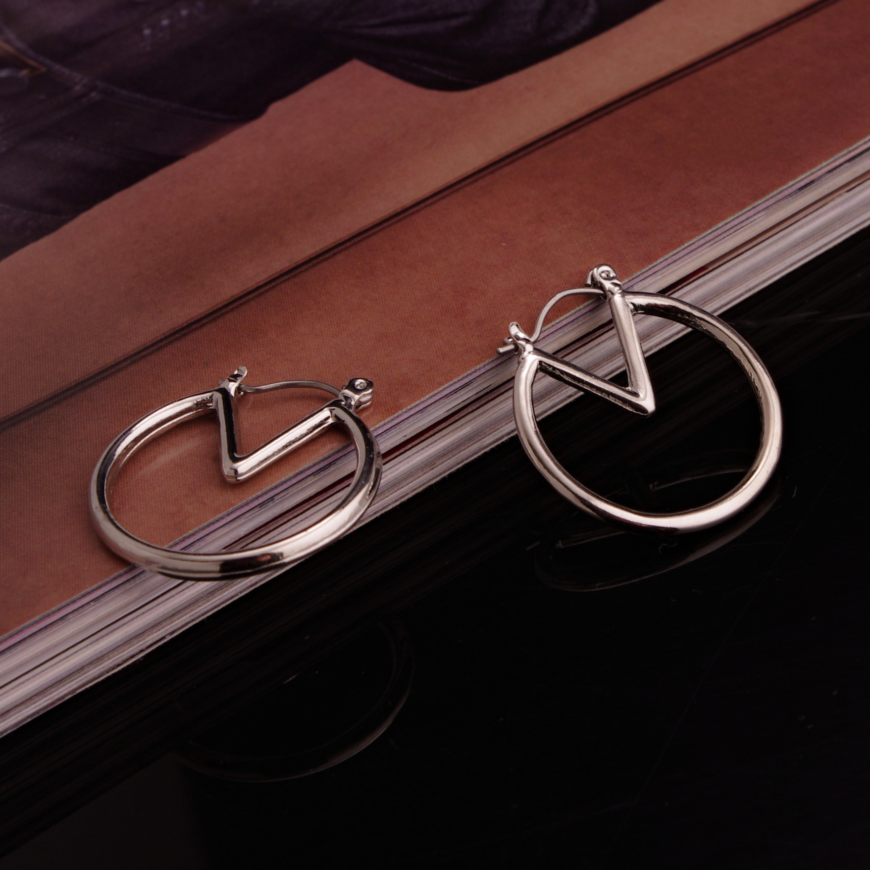 Personality Geometry V Shape Earrings on Luulla